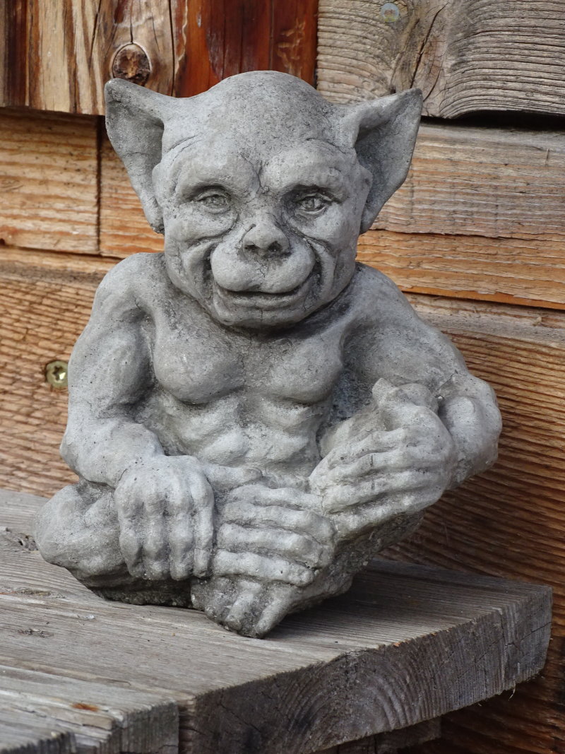 Goblin Gargoyle sitzend - Massive Gartenfigur aus Steinguss frostfest ...