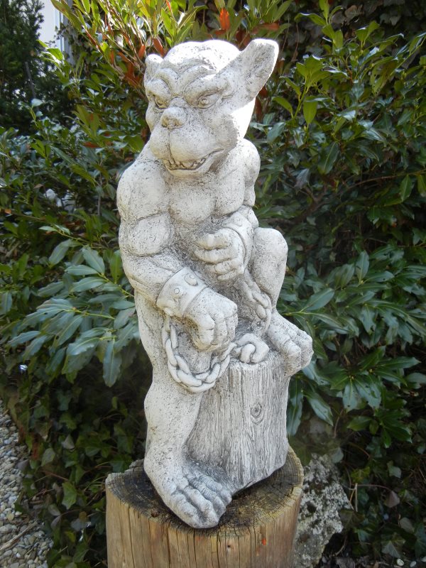 Chain Gargoyle auf Baumstumpf mit Kette aus massivem Steinguss ...