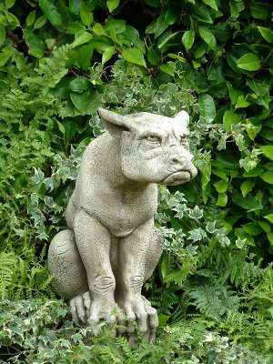 Gargoyle Ernie - Steinfigur für den Garten by Fiona Scott Pheeberts ...